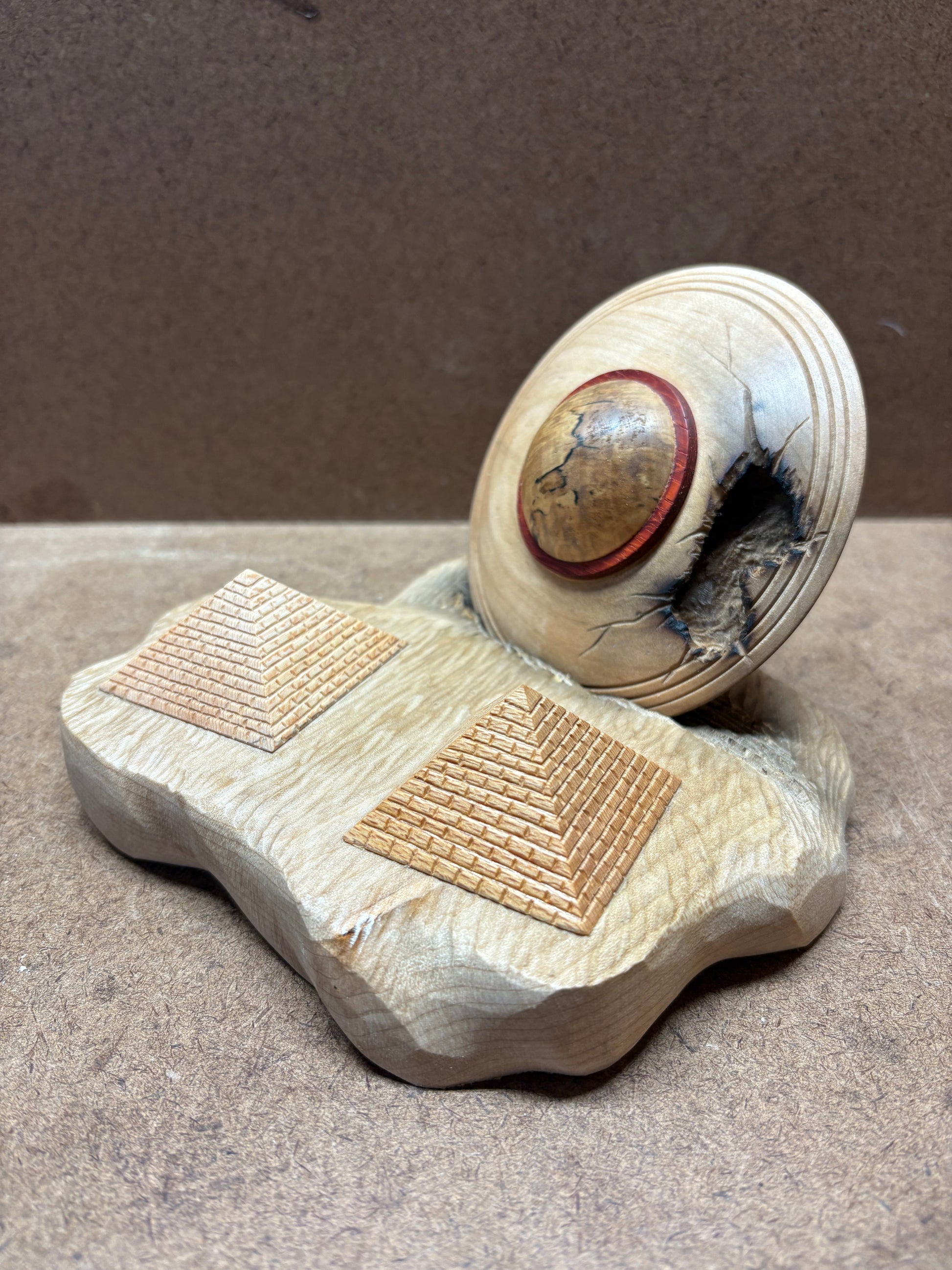 UFO crash-landed behind Pyramids – Average Designed Wood